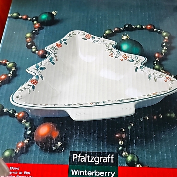 Pfaltzgraff | Dining | Pfaltzgraff Winterberry Tree Shaped Serve Bowl ...